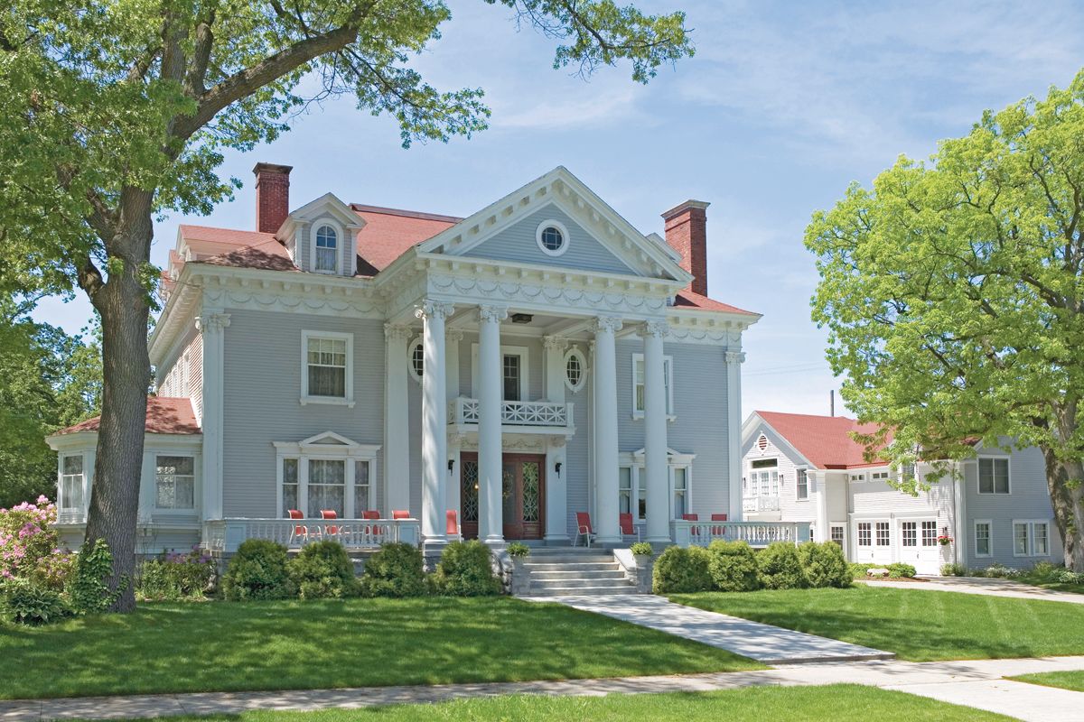 Antiquities' Wellington Inn | Traverse City, MI 49686