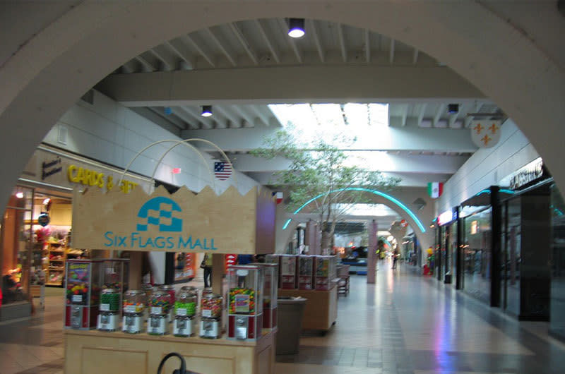six flags outlets mall